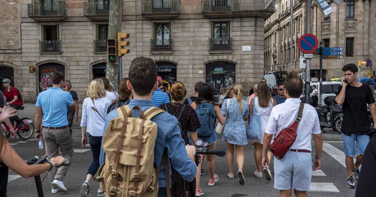 Amsterdam and Barcelona make a pact against tourism overcrowding ...