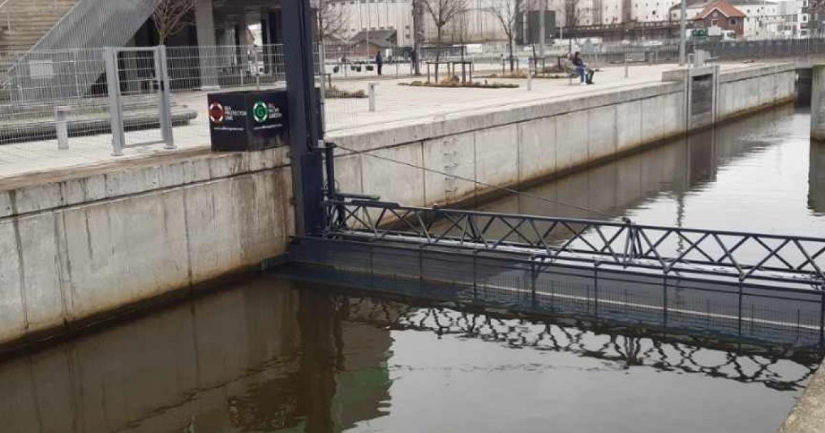 Robot arm collects floating plastic in Aarhus | TheMayor.EU