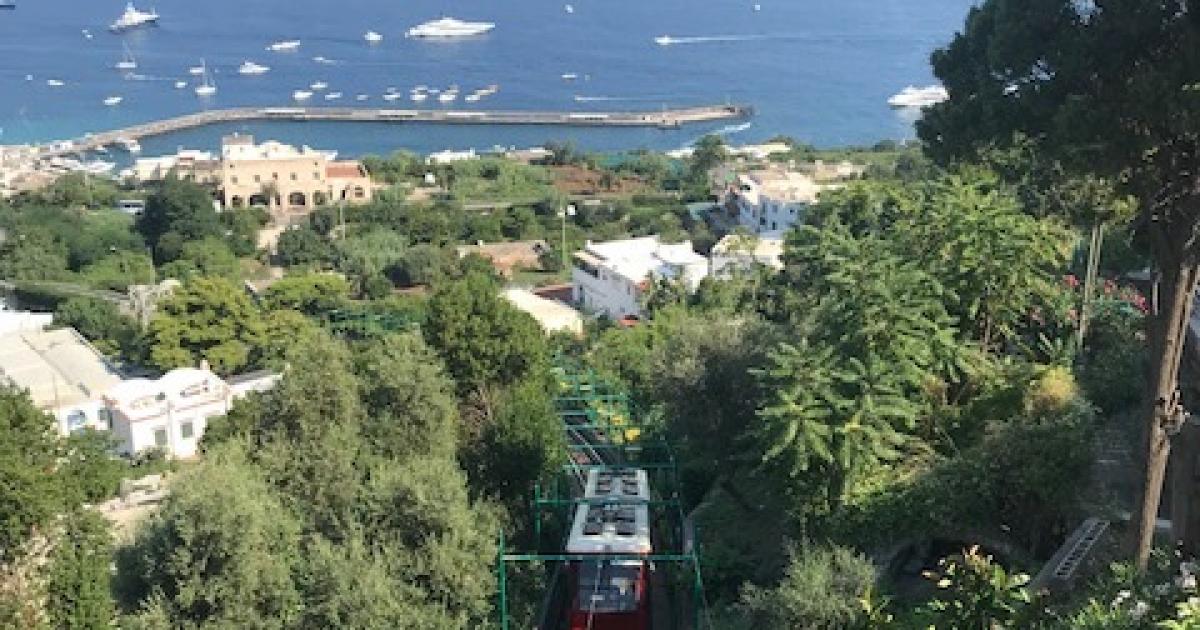 Which is the fastest way to go to the center of Capri?