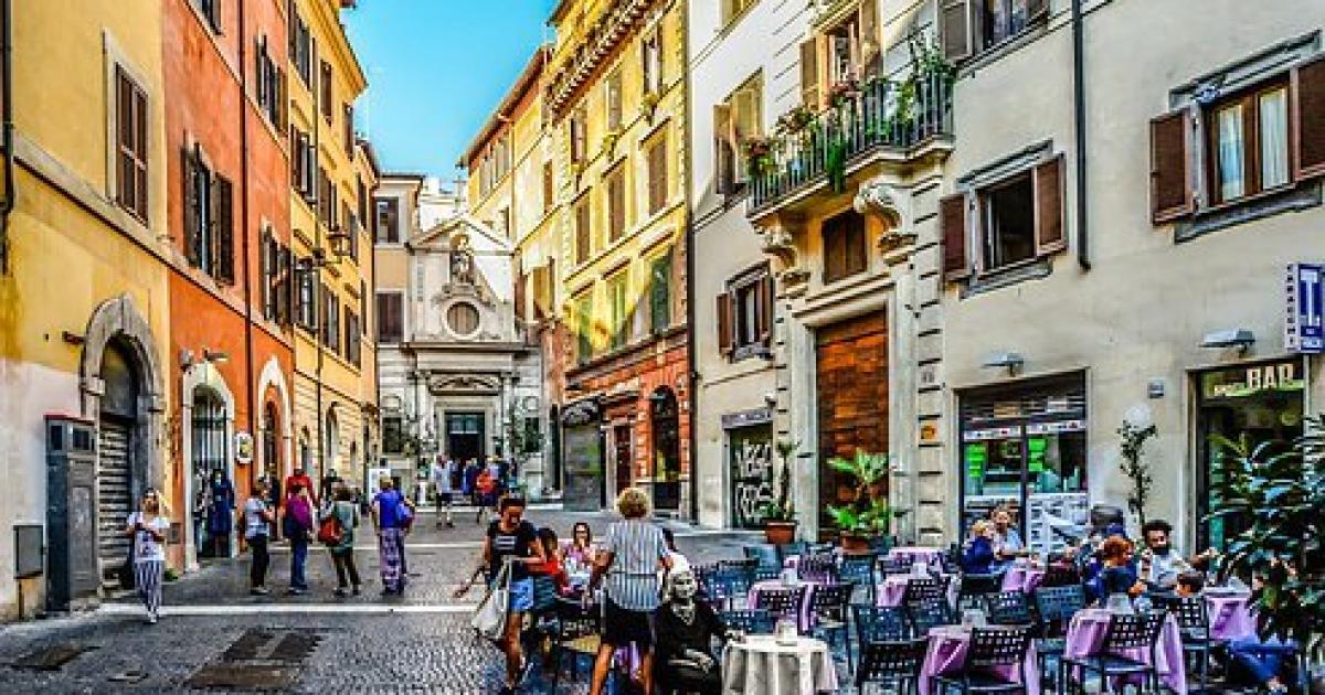 Mayor of Rome bans alcohol from the streets