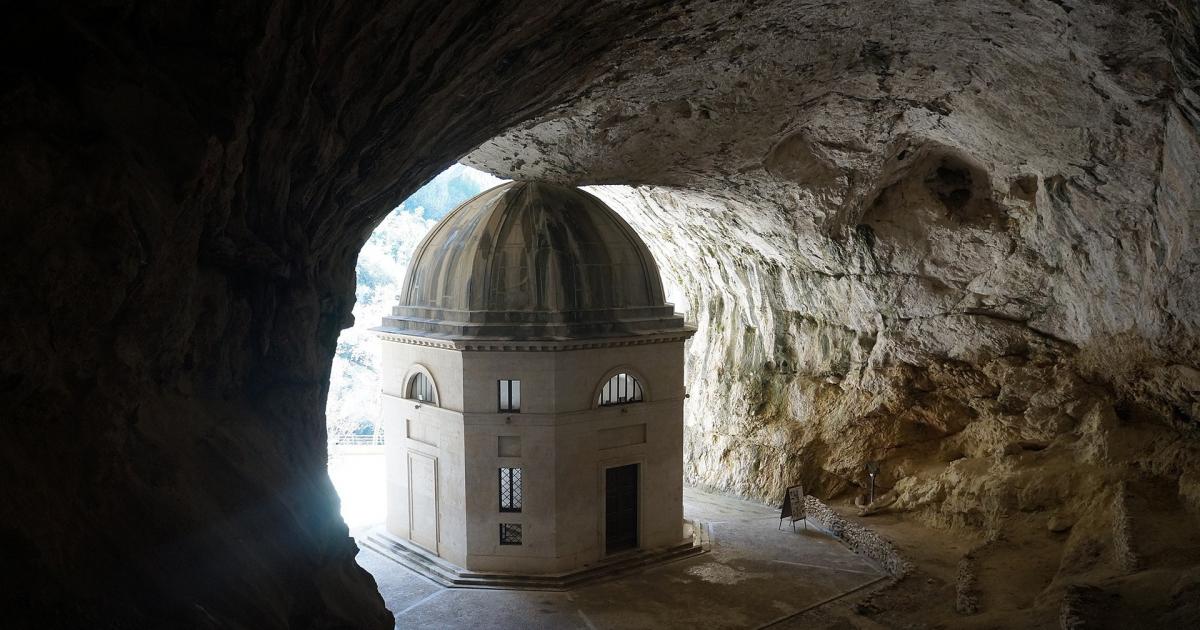 The treasures of Italy: the Temple of Valadier - a church in the rock ...