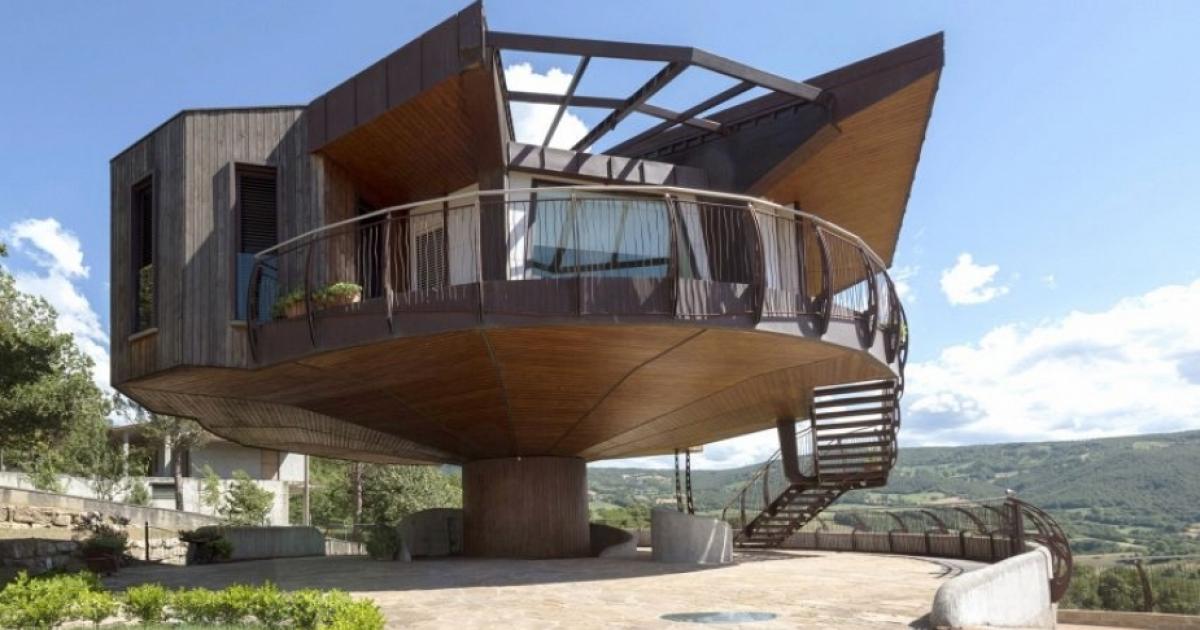 Fully rotating house near Rimini