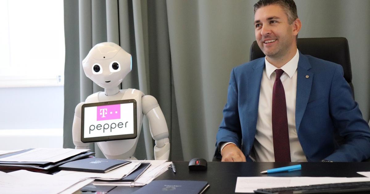 Mayor of Dubrovnik holds meeting with humanoid robot | TheMayor.EU
